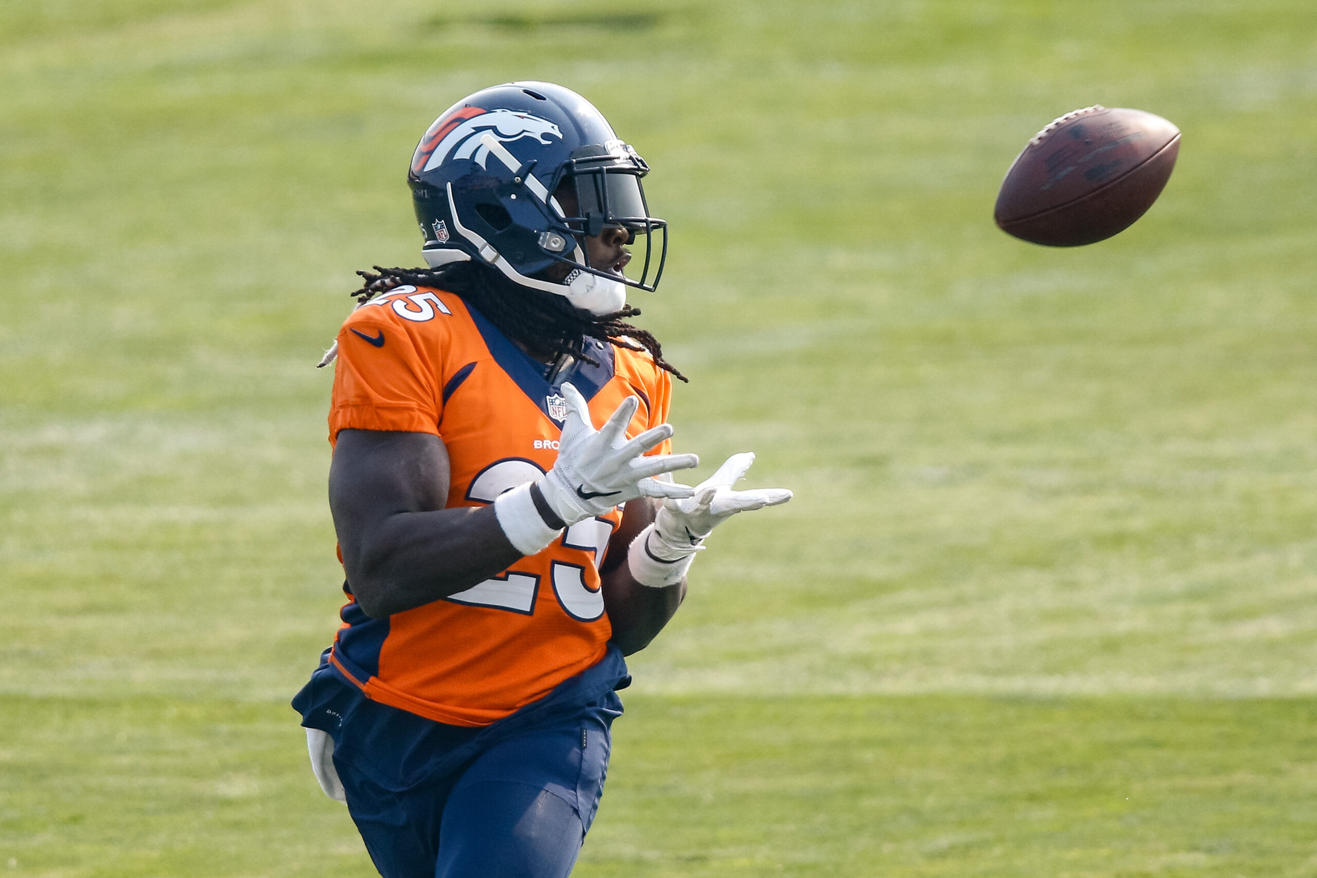 Melvin Gordon hosts youth camp at Englewood High School - Mile High Sports